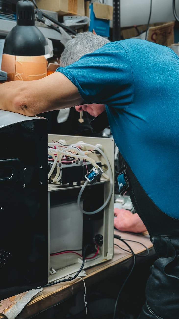 Choosing Your Path in Computer Engineering: Software vs. Hardware – HR ...